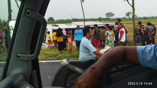 Bus Harapan Jaya Terjun ke Sawah di Kediri Bus Harapan Jaya Terjun ke Sawah di Kediri