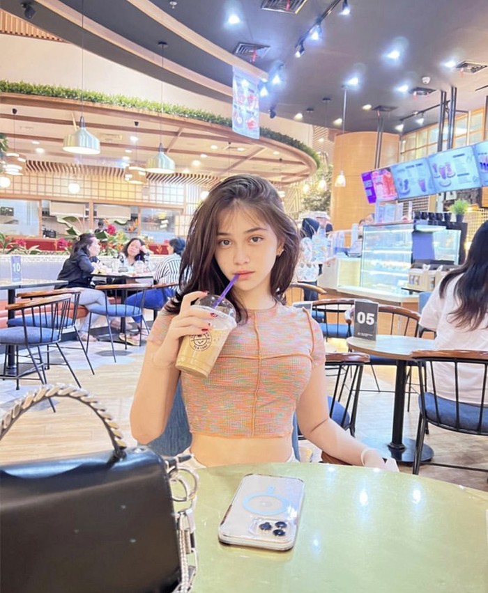 Gaya Ngopi Clara Lasut, Aspri Terbaru Hotman Paris yang Cantik