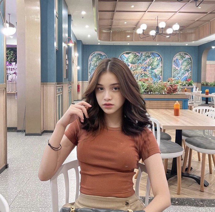 Gaya Ngopi Clara Lasut, Aspri Terbaru Hotman Paris yang Cantik