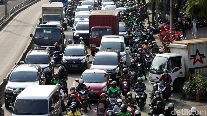 Jalan Gatot Subroto dan Tol Dalam Kota Macet Dua Arah Sore Ini