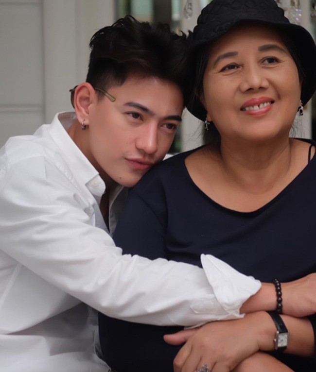 8 Potret Penyanyi Thailand Phuwaryne Keenan, Transgender Tampan ...