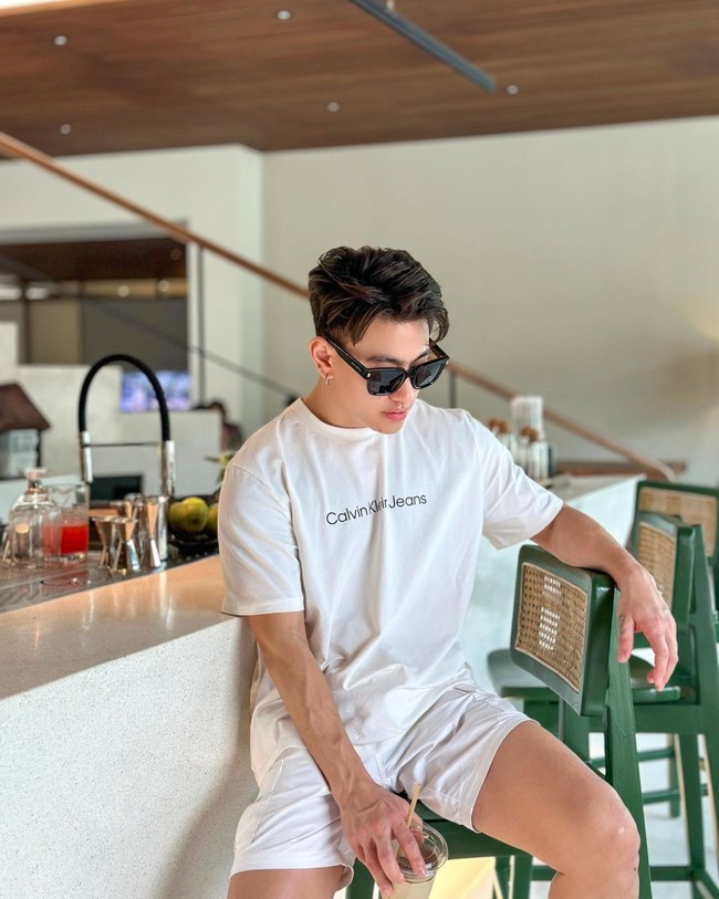 8 Potret Penyanyi Thailand Phuwaryne Keenan, Transgender Tampan ...