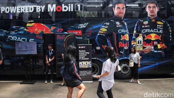 Keren! Bus Double Decker Ini Dalamnya Ada Simulator F1