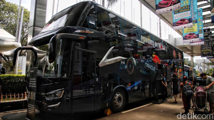 Keren! Bus Double Decker Ini Dalamnya Ada Simulator F1