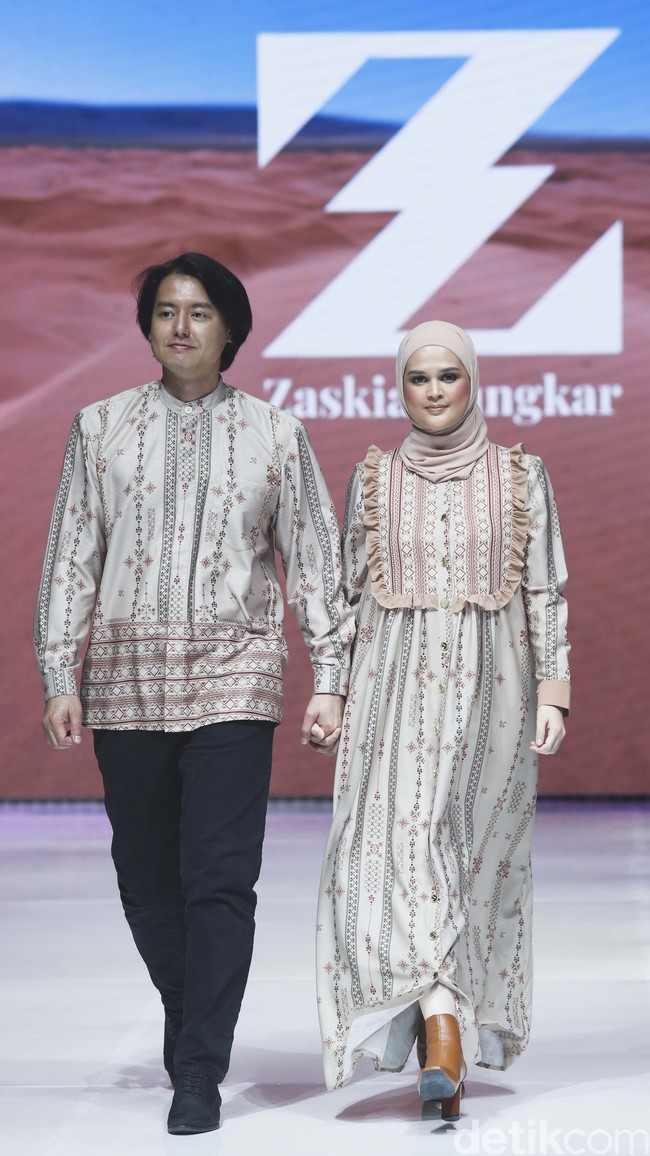 10 Foto Model Show Zaskia Sungkar, Ada Pak Muh Ayah Fadil Jaidi yang Gemetar