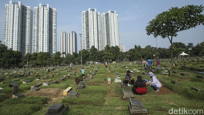 Potret Warga Ziarah Makam Jelang Ramadhan Potret Warga Ziarah Makam Jelang Ramadhan