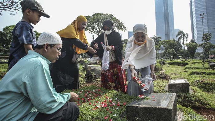 Potret Warga Ziarah Makam Jelang Ramadhan Potret Warga Ziarah Makam Jelang Ramadhan