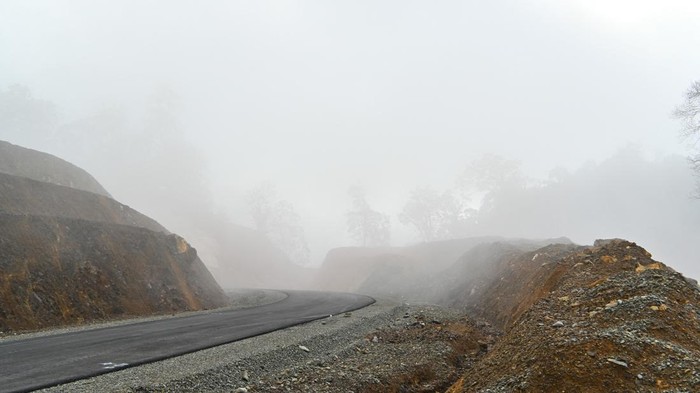 Menyusuri Jalan Jantho-Lamno yang Membelah Hutan Lindung di Aceh