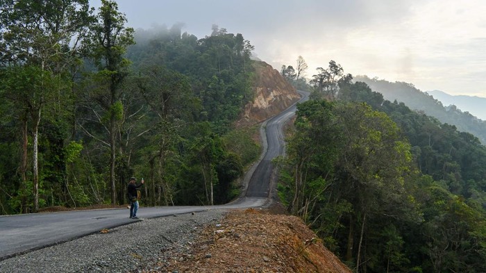 Menyusuri Jalan Jantho-Lamno yang Membelah Hutan Lindung di Aceh