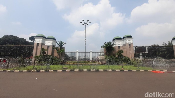 Kawat Berduri Terpasang di Depan Gedung DPR Jelang Demo Partai Buruh Kawat Berduri Terpasang di Depan Gedung DPR Jelang Demo Partai Buruh