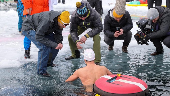 Aksi Pria Ceko Menyelam Hingga 52 Meter di Bawah Danau Es