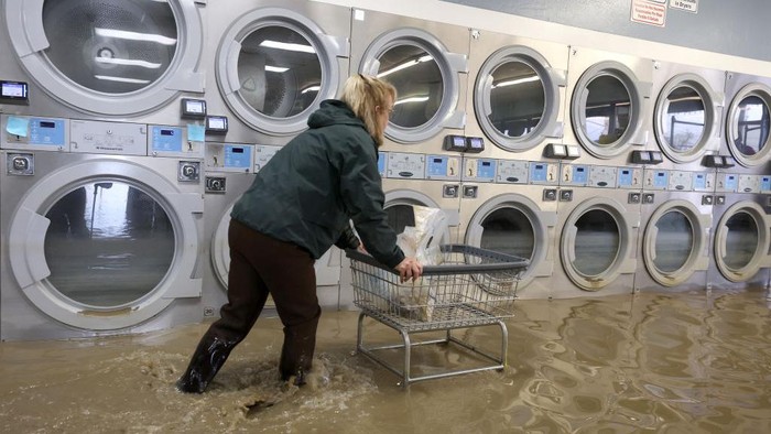 Banjir Rendam Toko Laundry di California