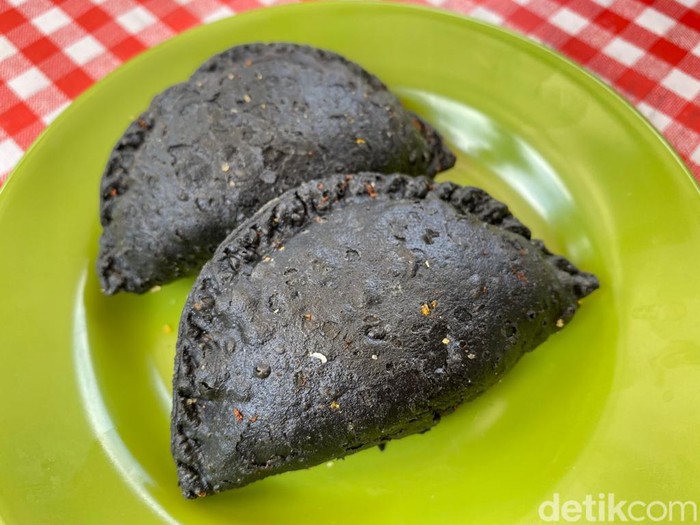 Bisa Ngemil Pastel Hitam hingga Dessert Ximilu Segar Manis di Sini!