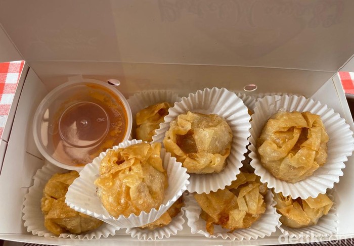 Bisa Ngemil Pastel Hitam hingga Dessert Ximilu Segar Manis di Sini!