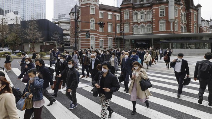 Potret Warga Jepang Tetap Pakai Masker Meski Aturan Dilonggarkan
