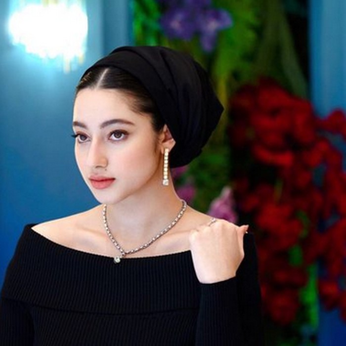 8 Pesona Ameera Khan yang Disebut Berpakaian Terlalu Seksi