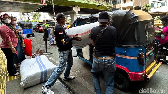 Pasar Tanah Abang Padat Pembeli, Lalin Merayap Pasar Tanah Abang Padat Pembeli, Lalin Merayap