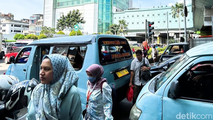Pasar Tanah Abang Padat Pembeli, Lalin Merayap Pasar Tanah Abang Padat Pembeli, Lalin Merayap