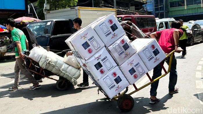 Pasar Tanah Abang Padat Pembeli, Lalin Merayap Pasar Tanah Abang Padat Pembeli, Lalin Merayap