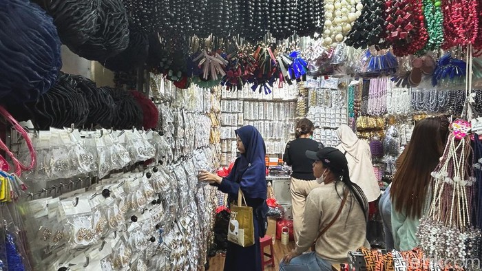 Potret Pasar Tanah Abang Ramai Pengunjung Jelang Ramadan