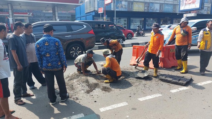 Pemkot Bogor Tambal Lubang yang Dihantam Ojol Sebelum Tewas Tertancap Besi Pemkot Bogor Tambal Lubang yang Dihantam Ojol Sebelum Tewas Tertancap Besi