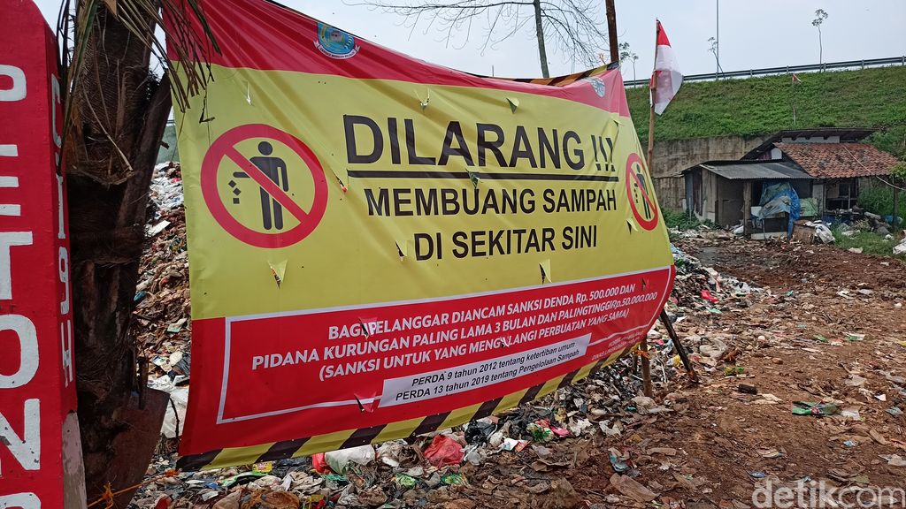 Disegel Pemkot Tangsel, Sampah TPS Ilegal Pondok Cabe Udik Masih Menumpuk Disegel Pemkot Tangsel, Sampah TPS Ilegal Pondok Cabe Udik Masih Menumpuk