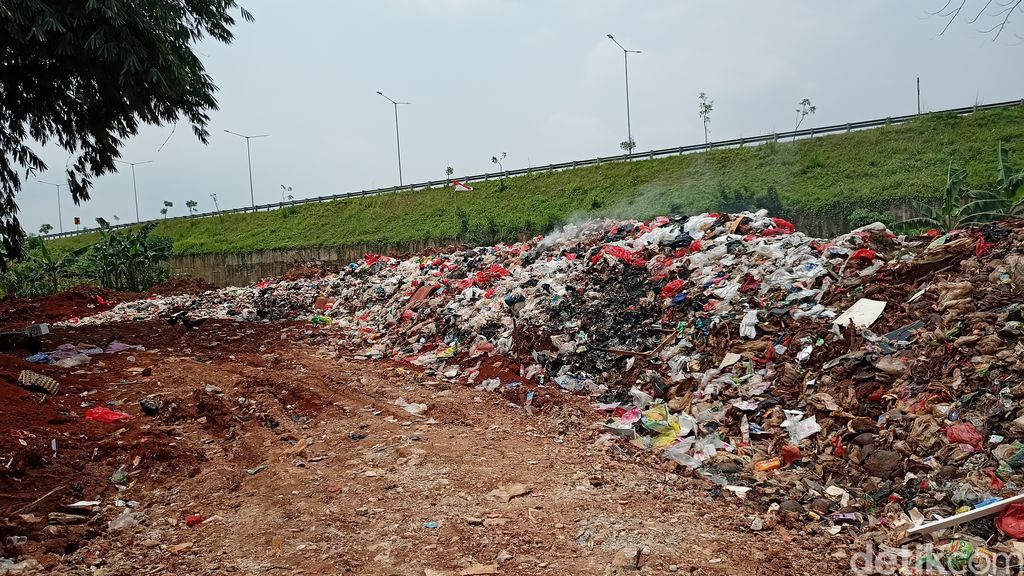 Disegel Pemkot Tangsel, Sampah TPS Ilegal Pondok Cabe Udik Masih Menumpuk Disegel Pemkot Tangsel, Sampah TPS Ilegal Pondok Cabe Udik Masih Menumpuk