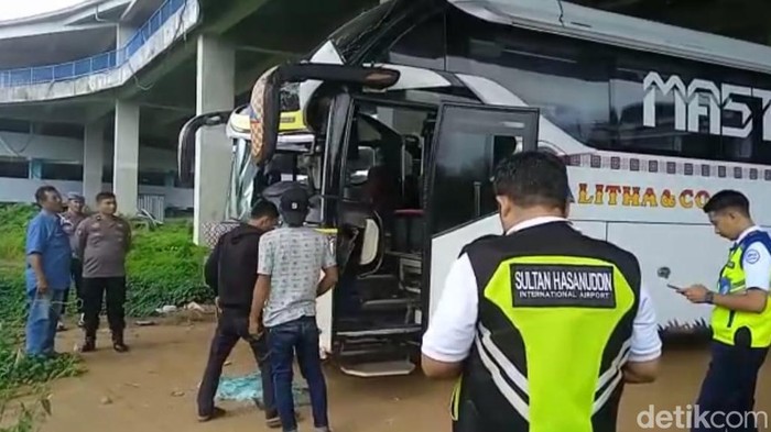 Potret Kerusakan Bus Penumpang usai Tabrak Gerbang Loket Bandara di Makassar