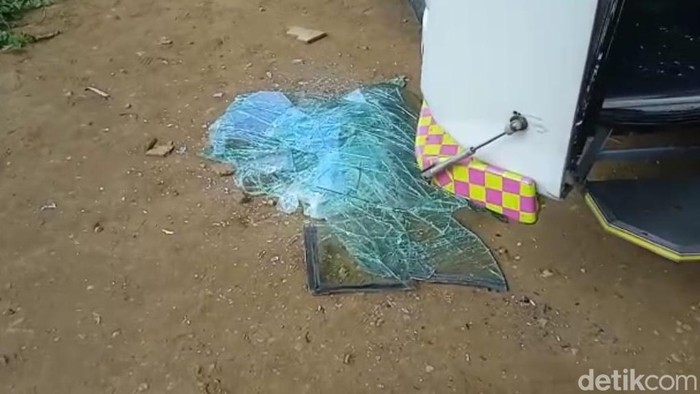 Potret Kerusakan Bus Penumpang usai Tabrak Gerbang Loket Bandara di Makassar