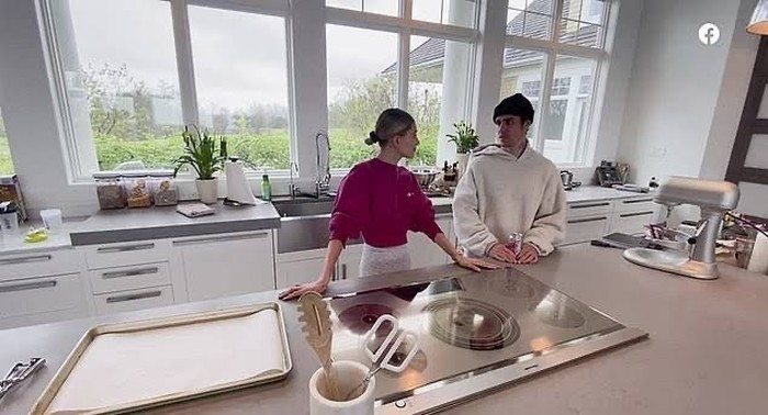 Dapur Hailey Bieber yang Minimalis, Biasa Dipakai Masak Bareng Justin ...