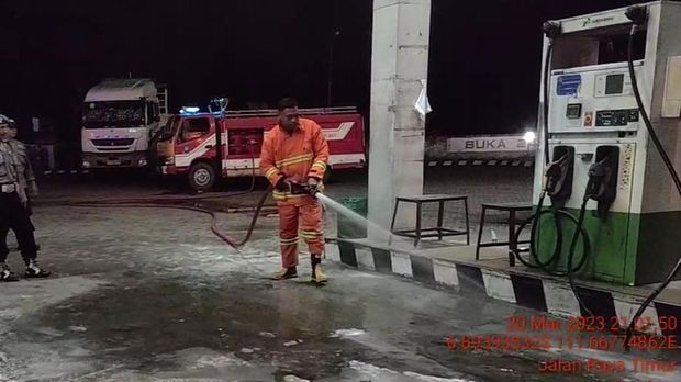 Dua Motor Ludes Terbakar Saat Antre BBM di SPBU Tuban Dua Motor Ludes Terbakar Saat Antre BBM di SPBU Tuban