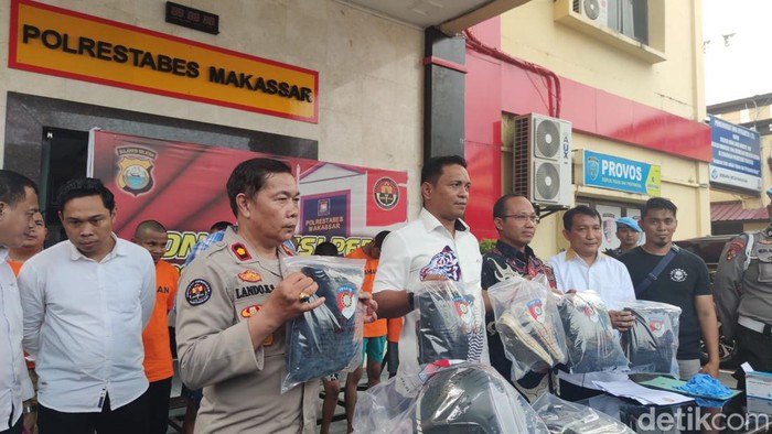 Polisi Tetapkan 8 Tersangka Buntut Tawuran Mahasiswa Unhas Makassar Polisi Tetapkan 8 Tersangka Buntut Tawuran Mahasiswa Unhas Makassar