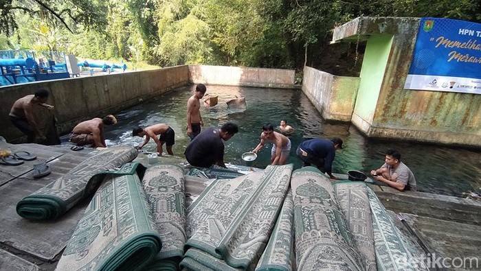Ramai-ramai Cuci Karpet Musala Sambut Ramadan di Ndas Gending Magelang Ramai-ramai Cuci Karpet Musala Sambut Ramadan di Ndas Gending Magelang