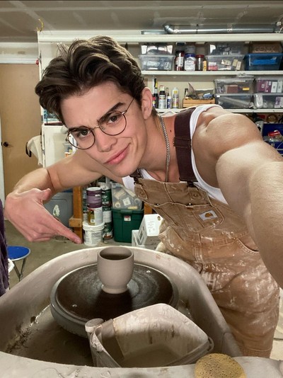 Perajin Keramik Tampan Populer di TikTok, Jadi Simbol Seks di Kalangan ...