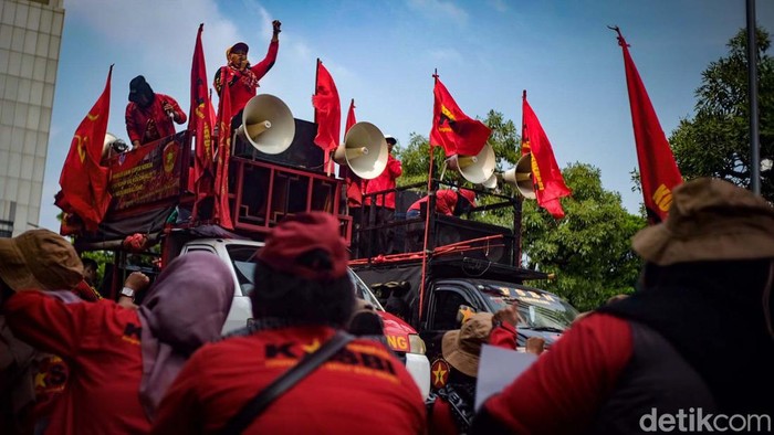 Buruh Demo di Depan Kemnaker, Tolak Aturan Potong Upah 25%