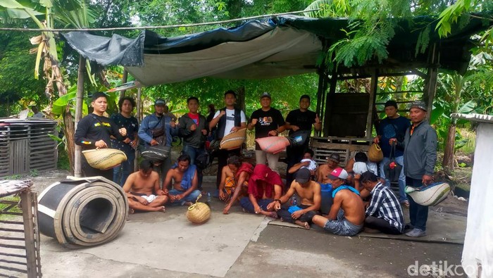 Arena Sabung Ayam Omzet Puluhan Juta di Gresik Digerebek, 17 Orang ... Arena Sabung Ayam Omzet Puluhan Juta di Gresik Digerebek, 17 Orang ...
