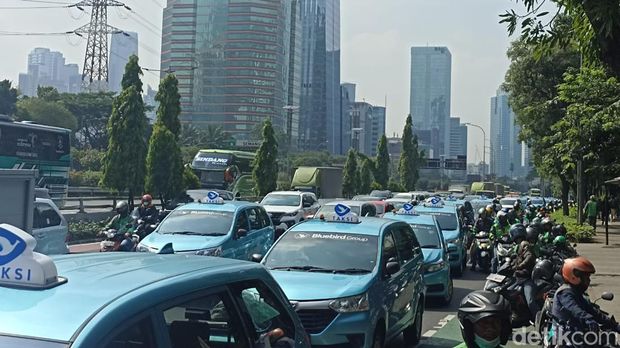 Taksi dan Ojol Ngetem di Depan Polda Metro, Lalin Gatsu Macet! Taksi dan Ojol Ngetem di Depan Polda Metro, Lalin Gatsu Macet!