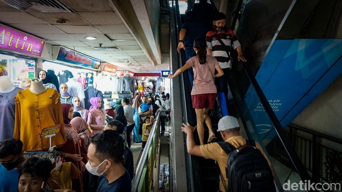 Pasar Tanah Abang Rame Banget, Busana Muslim Laris Manis