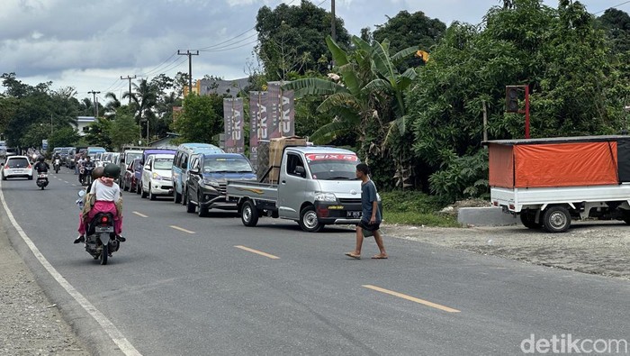 Potret Antrean Panjang di SPBU Bone Imbas Suplai BBM Terhambat Macet di ...