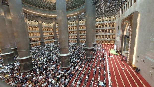 Suasana Salat Tarawih Perdana Ramadan 1444 H di Masjid Istiqlal Suasana Salat Tarawih Perdana Ramadan 1444 H di Masjid Istiqlal