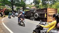 Truk Boks Seruduk 4 Motor di Sumedang, Satu Orang Tewas