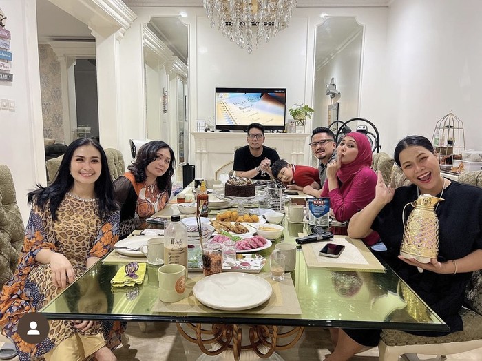 Keseruan Iis Dahlia Saat Makan Bareng Keluarga dan Lesti Kejora