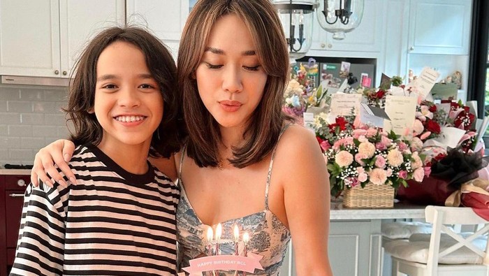 8 Potret Bunga Citra Lestari Tetap Cantik dan Mempesona di Usia ke-40