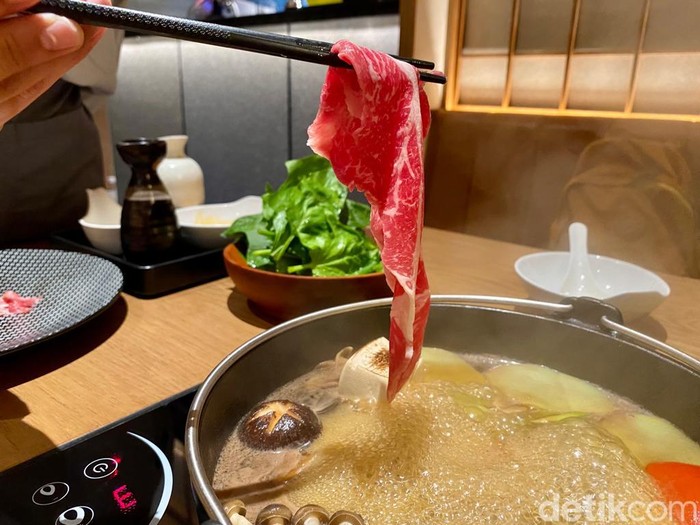 Lembut Lumer Shabu Kagoshima A5 dan Wagyu Sukiyaki di Restoran Jepang Ini