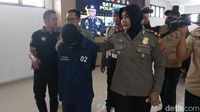Wajah Ditutup Sebo, Ini Tersangka Pembunuh Wanita Simbah Darah di Bogor