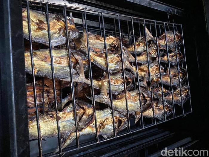 Gurih Sedap, Ikan Asap yang Dibuat Langsung Oleh Suku Anak Dalam di Jambi