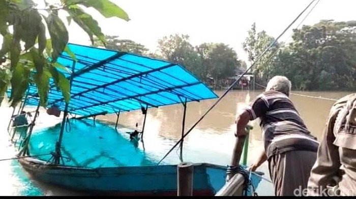 Penampakan Perahu Tambang Tenggelam di Sungai Brantas Kemlaten Surabaya