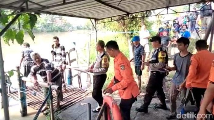 Penampakan Perahu Tambang Tenggelam di Sungai Brantas Kemlaten Surabaya