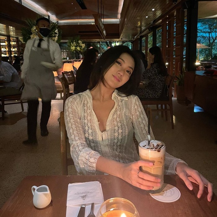 Momen Rachel Florencia saat Hangout di Kafe Kekinian