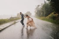 30 Gombalan Romantis tentang Hujan buat Pacar, Bikin Baper hingga Salting